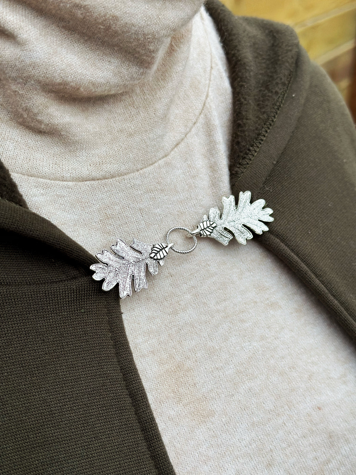 Terebinth" Silver Oak Leaf Cloak Clasp | K-206 | KardiKlips